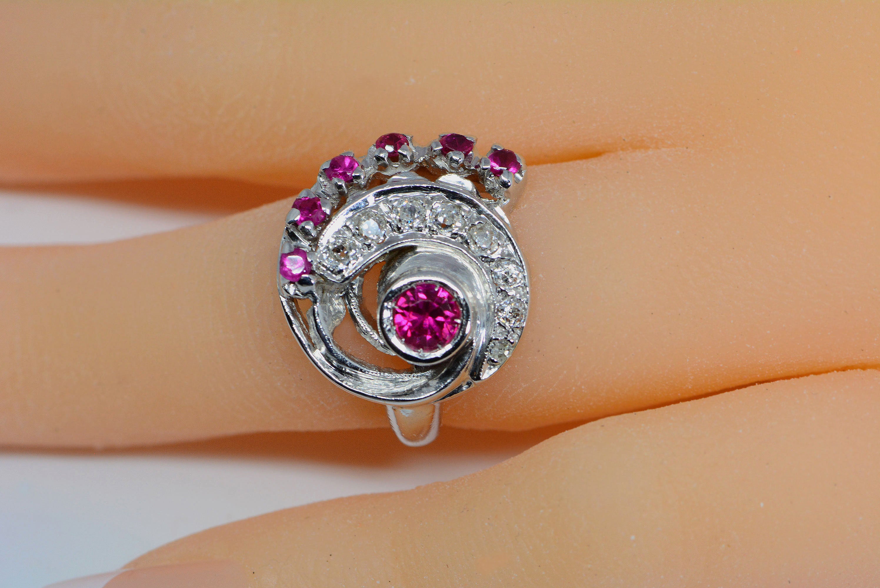Retro Synthetic Ruby Swirl Ring in 14kt Gold